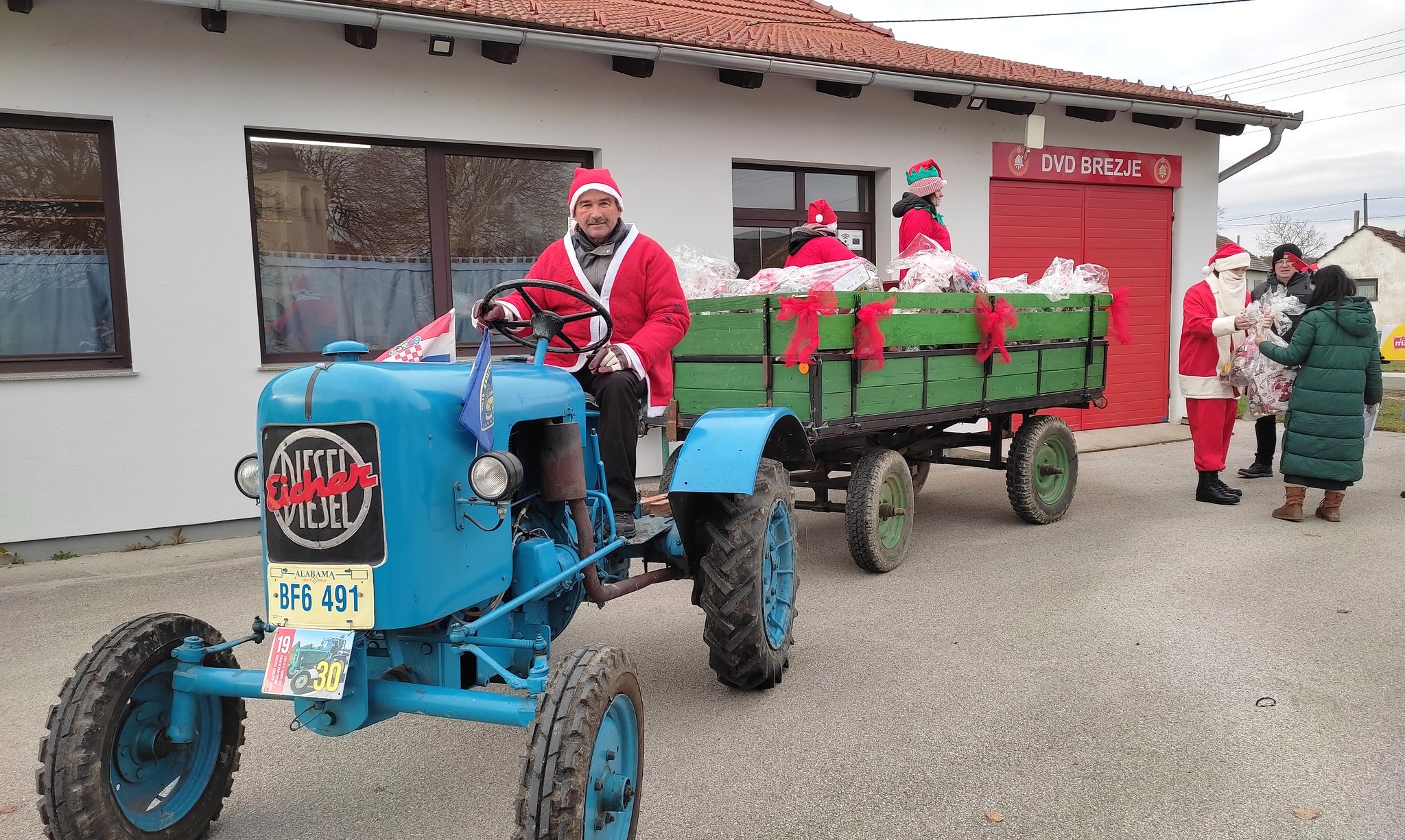 FOTO Sveprisutan Dragutin Barlek svojim oldtimer traktorom Brezjem ...