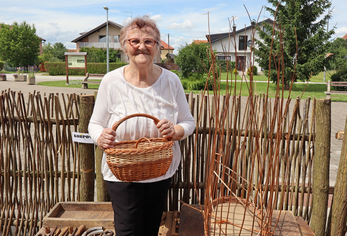 Marica iz Donje Dubrave ima 81 godinu i još uvijek spretno plete košare! | medjimurski.hr