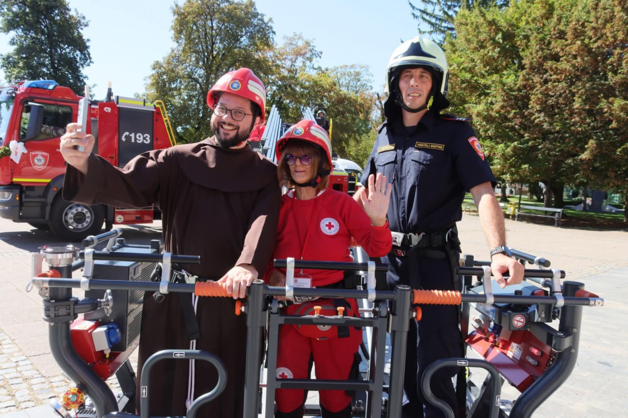 Volonterka Alja i fra Filip vinuli se u visine s novim vatrogasnim ...