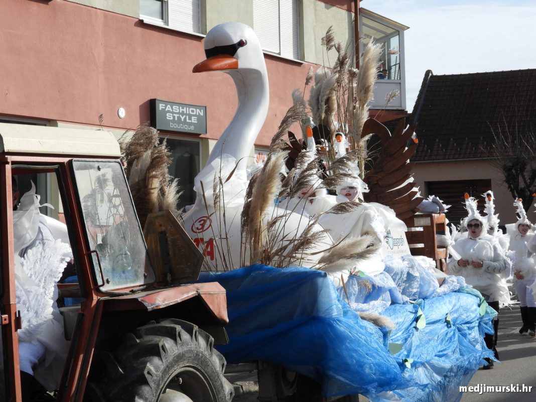 FOTO/VIDEO Labudovi na traktoru! Otočanci ponovno oduševili na fašniku ...